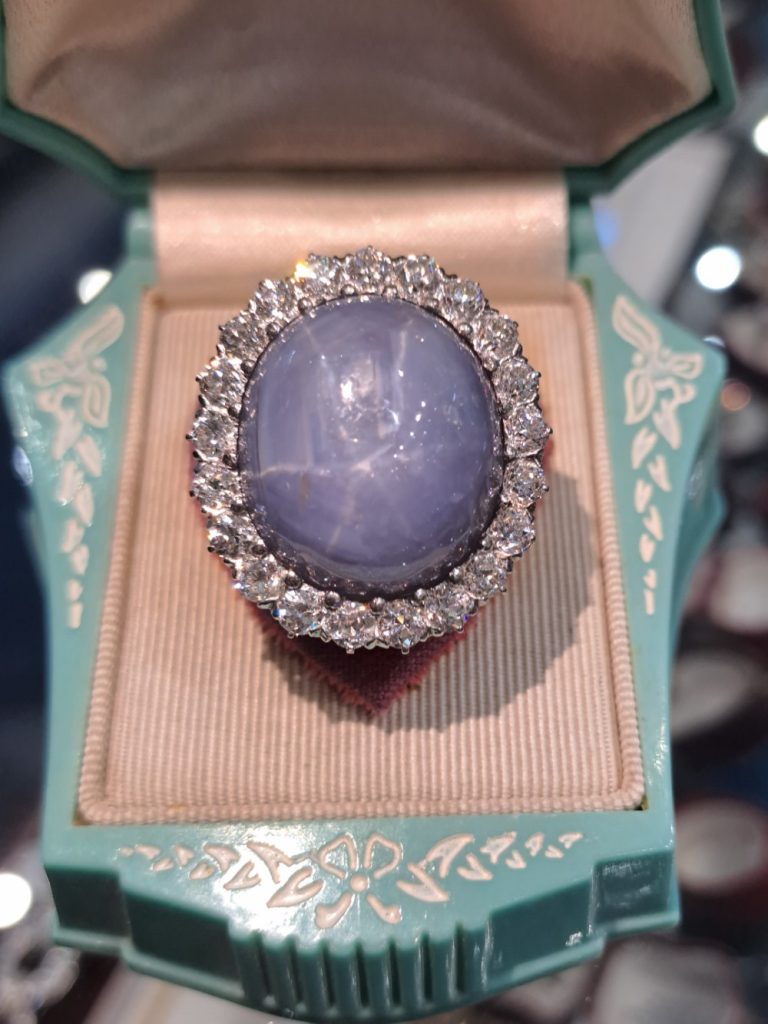 Incredible star sapphire cluster ring – Delphi Antiques (Dublin)